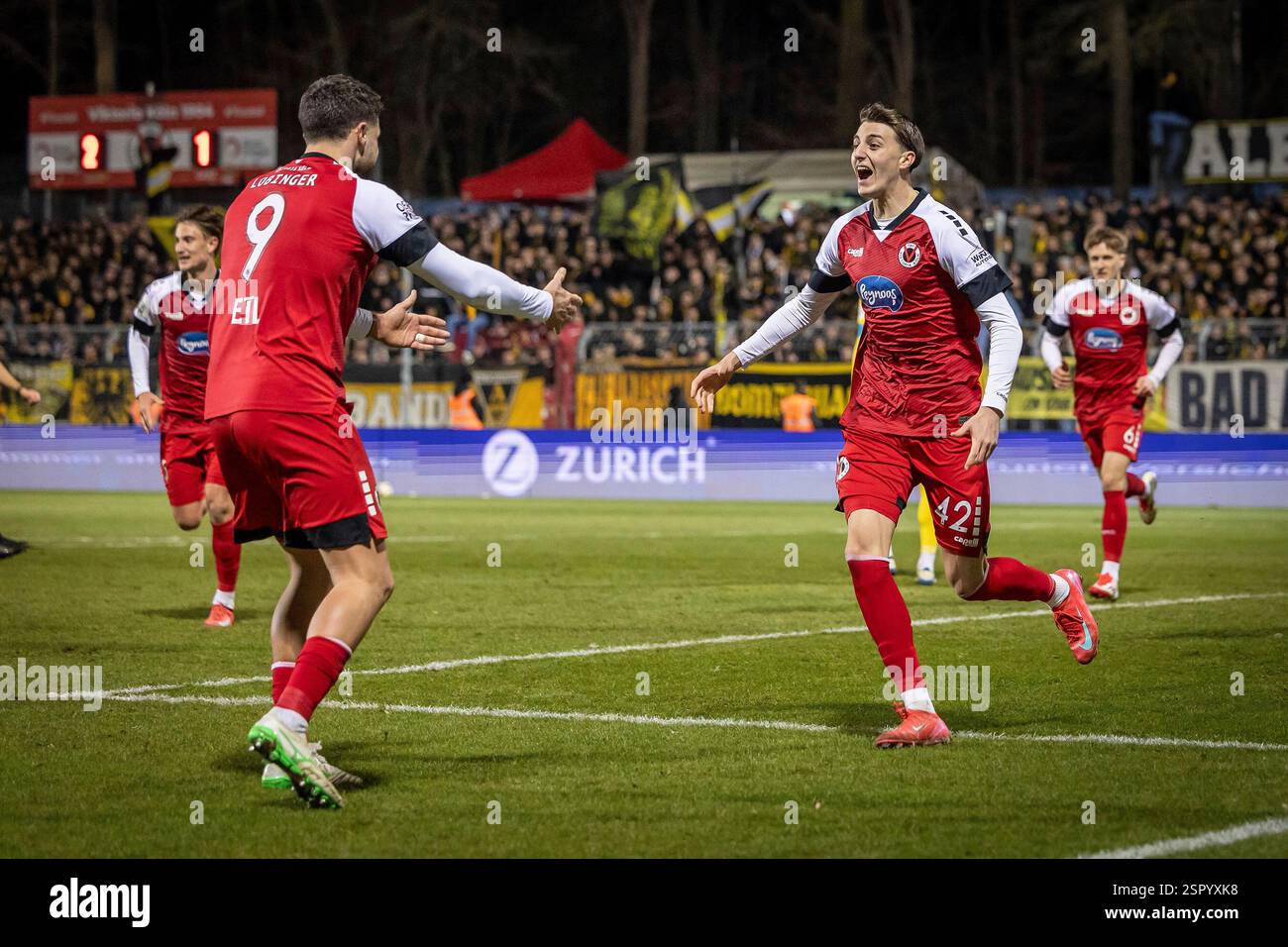 Jubel zum 3:1 durch Malek El Malo (FC Viktoria K?ln, 42) mit Lex-Tyger Lobinger (FC Viktoria K ...