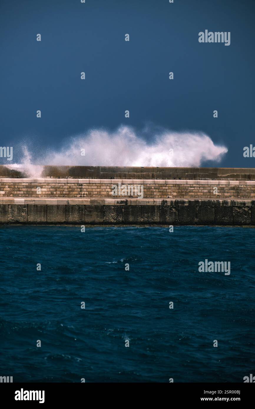 lighthouse harbor breakwater walls waves Stock Photo - Alamy