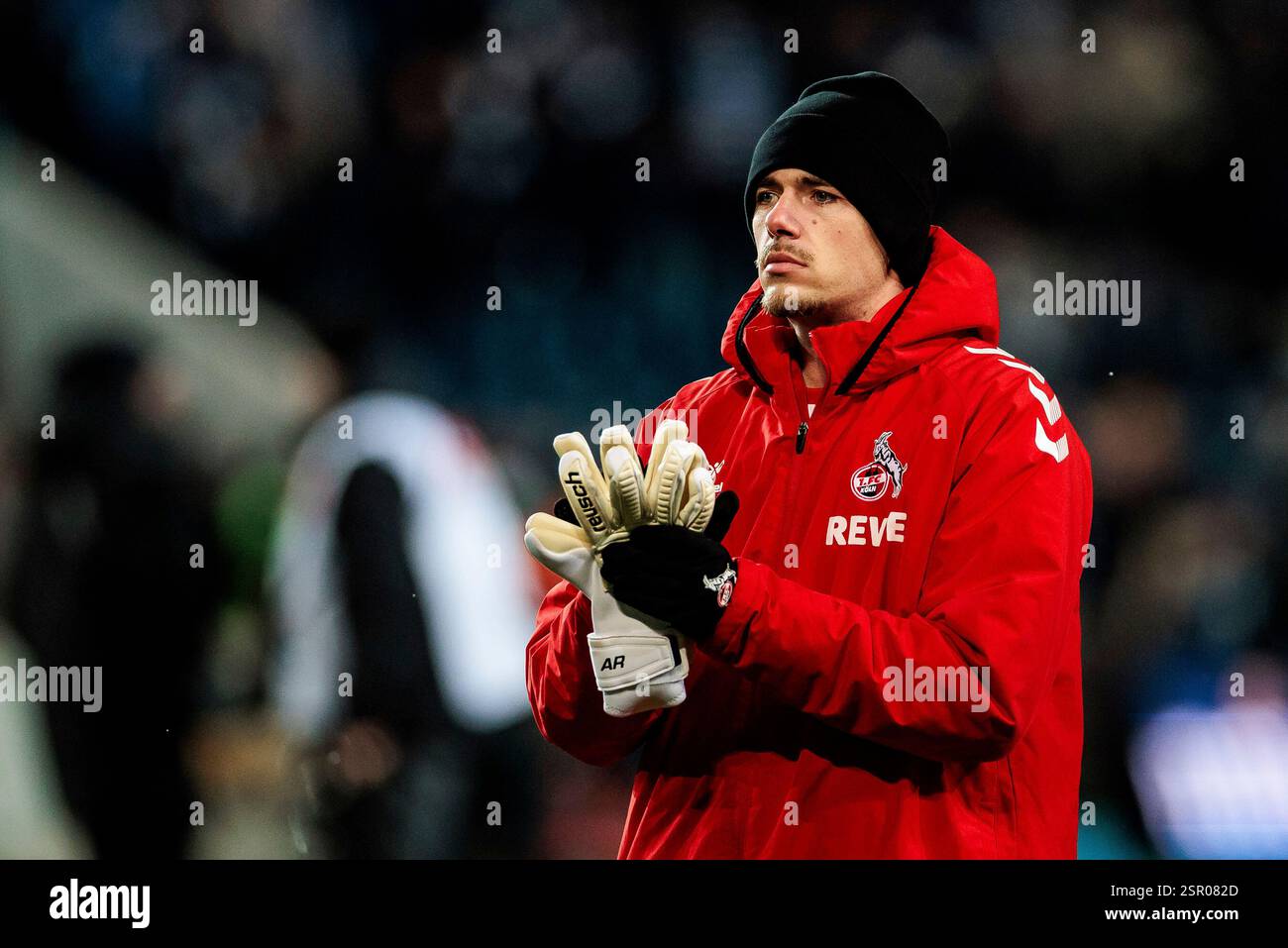 Magdeburg, Deutschland. 14th Feb, 2025. Anthony Racioppi (1. FC K?ln, 26) applaudiert Richtung ...