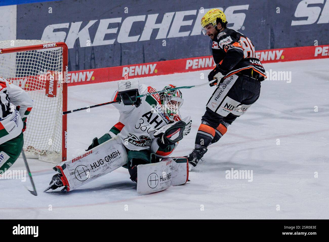 Frankfurt, Deutschland. 14th Feb, 2025. Strauss Mann (AEV Augsburger ...