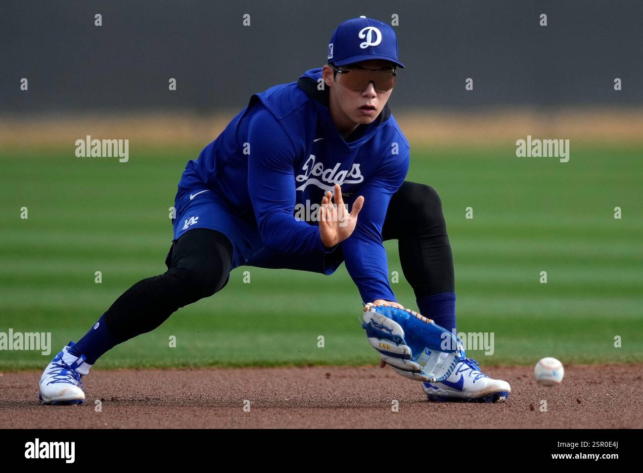 Los Angeles Dodgers' Hyeseong Kim runs drills during a baseball spring ...