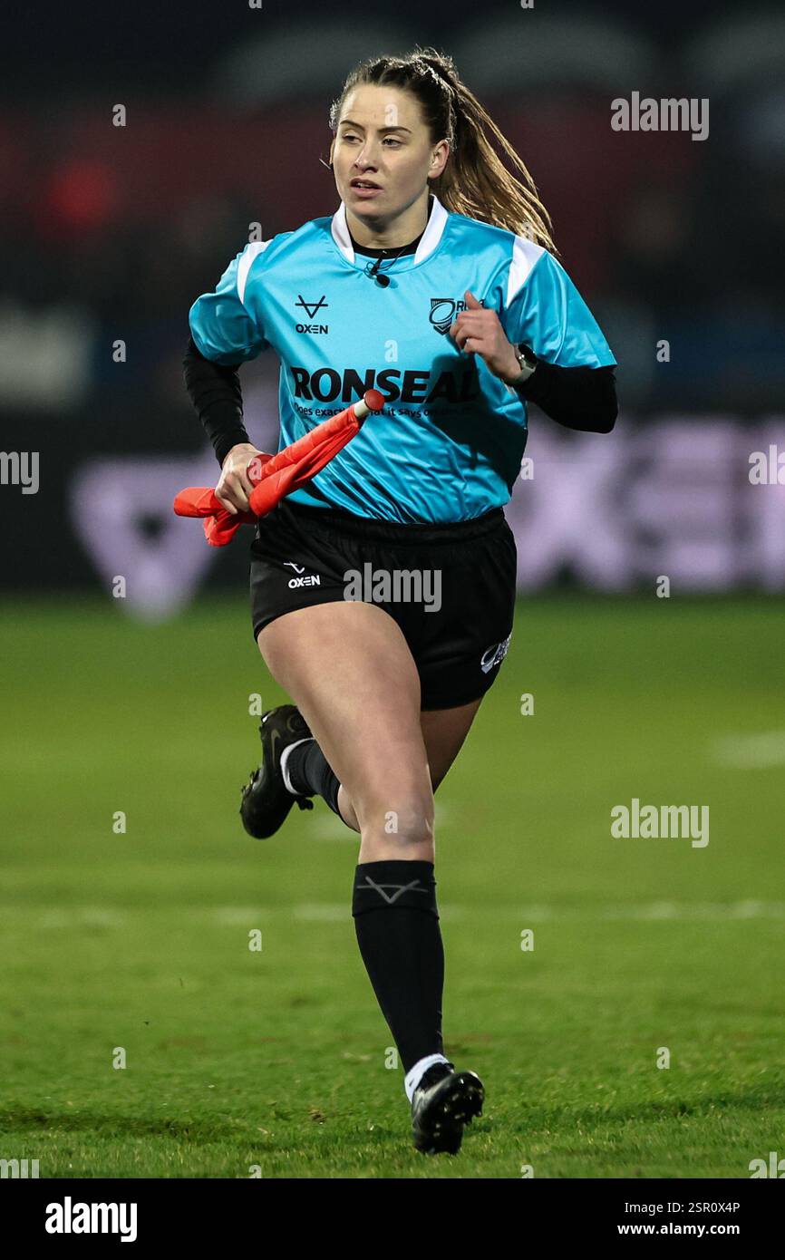 Kingston Upon Hull, UK. 14th Feb, 2025. Touch judge Tara Jones in ...