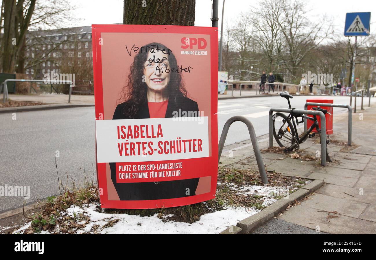 An einen Baum wurde ein Wahlplakat der Partei SPD mit dem Konterfei von ...