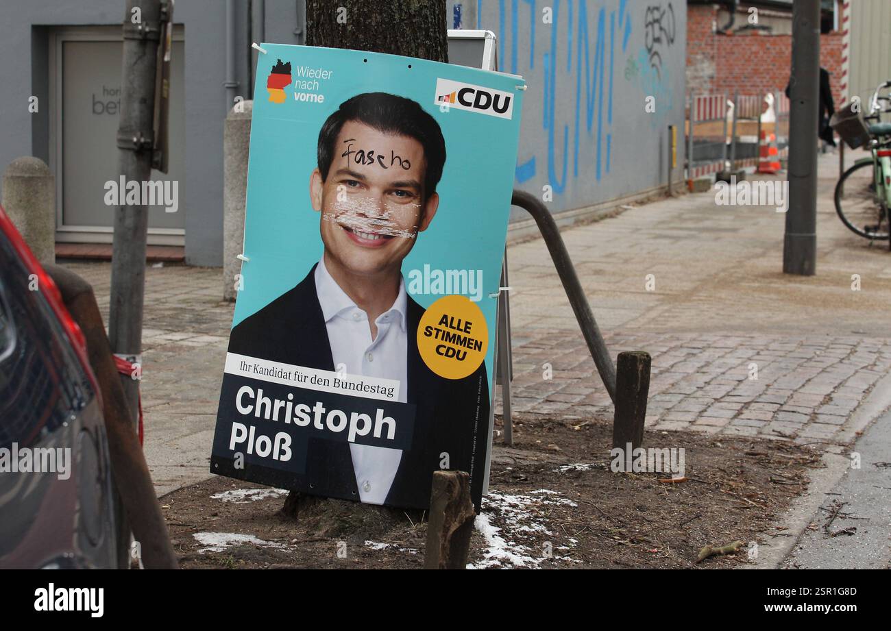 An einen Baum wurde ein Wahlplakat der Partei CDU mit dem Konterfei von ...