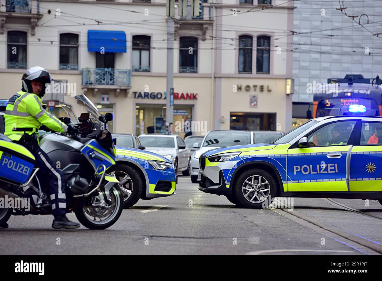 14.2.2025 Polizei Einsatzfahrzeuge der Polizei in Heidelberg Hier wird ...