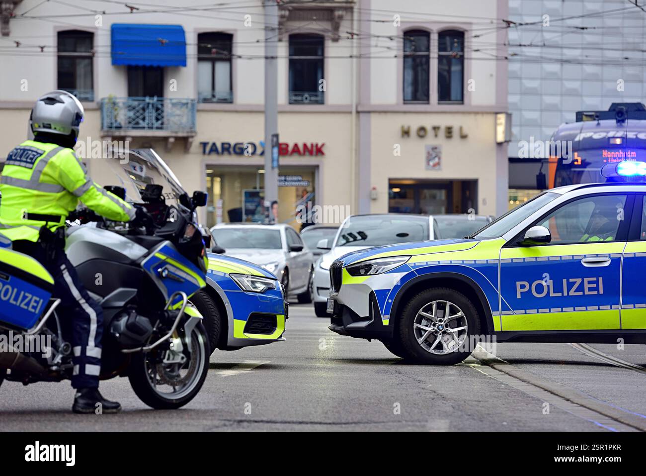 14.2.2025 Polizei Einsatzfahrzeuge der Polizei in Heidelberg Hier wird ...