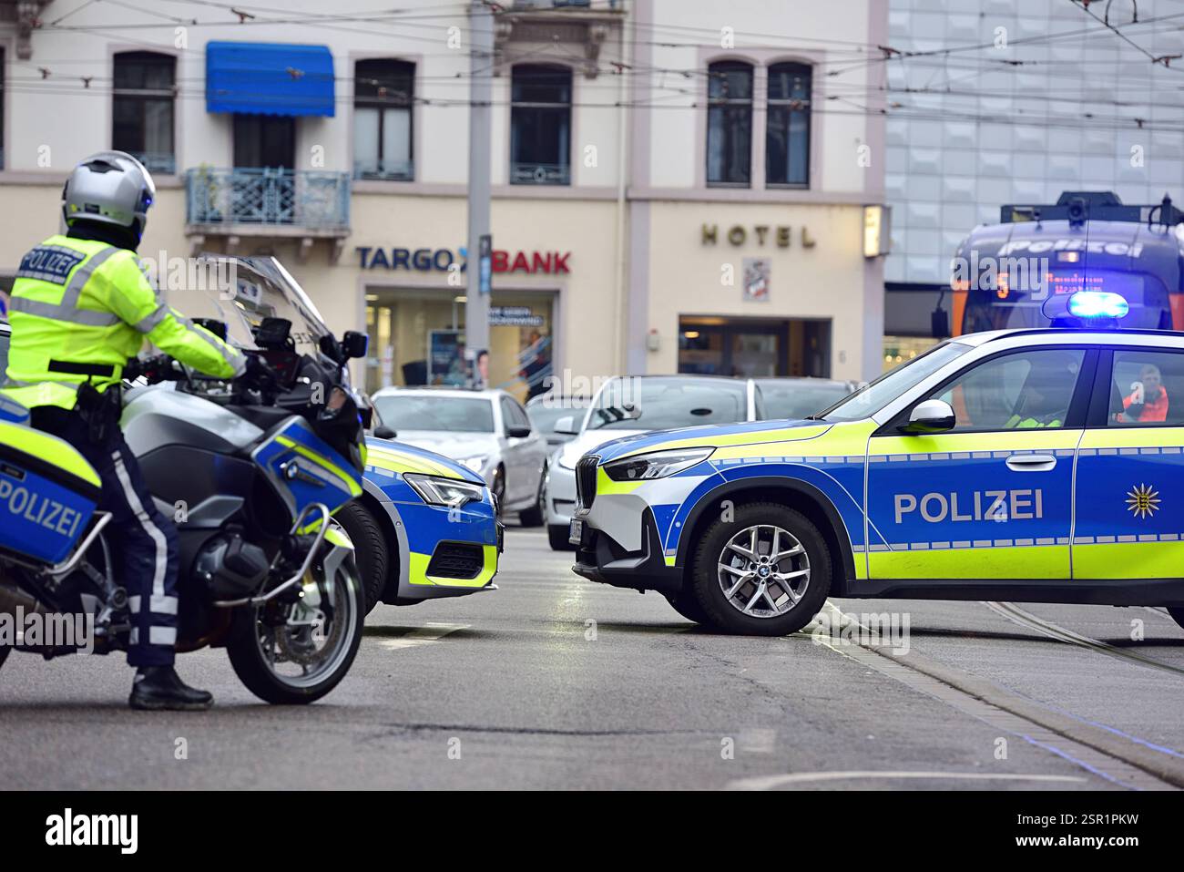 14.2.2025 Polizei Einsatzfahrzeuge der Polizei in Heidelberg Hier wird ...