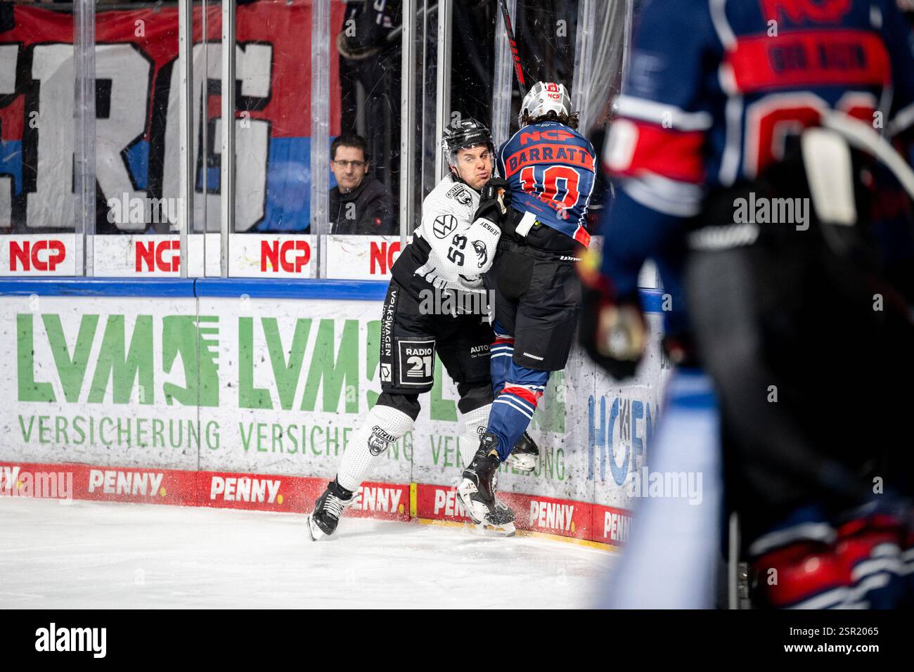 Ryan Button (55, Grizzlys Wolfsburg ) Evan Barratt (10, Nuernberg Ice ...