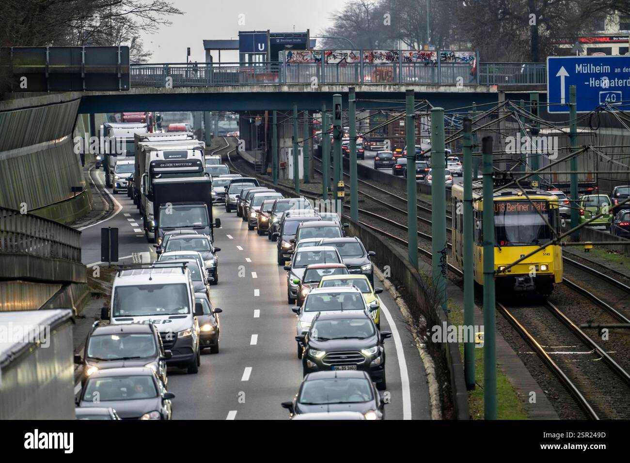 Stau auf derAutobahn A40, in beide Fahrtrichtungen, U-Bahn U 18 auf der ...