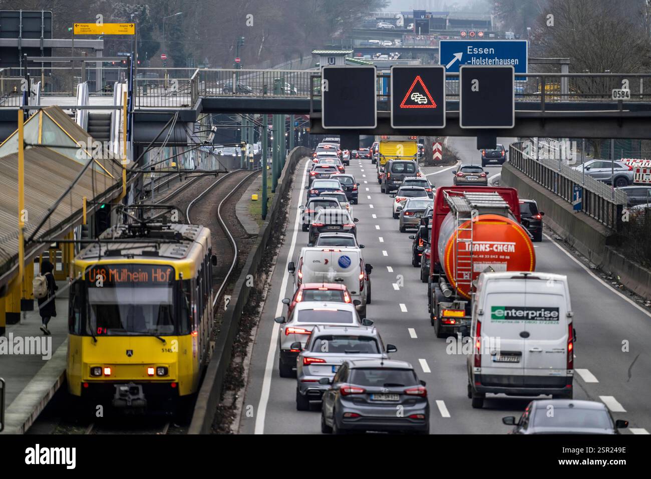 Stau auf derAutobahn A40, in beide Fahrtrichtungen, U-Bahn U 18 auf der ...