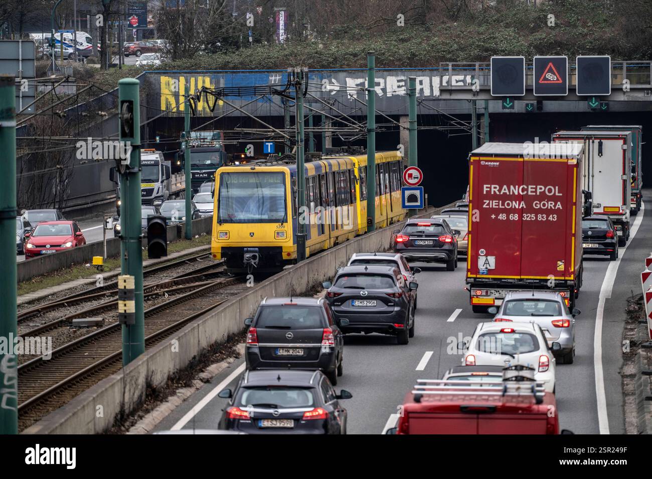 Stau auf derAutobahn A40, in beide Fahrtrichtungen, U-Bahn U 18 auf der ...