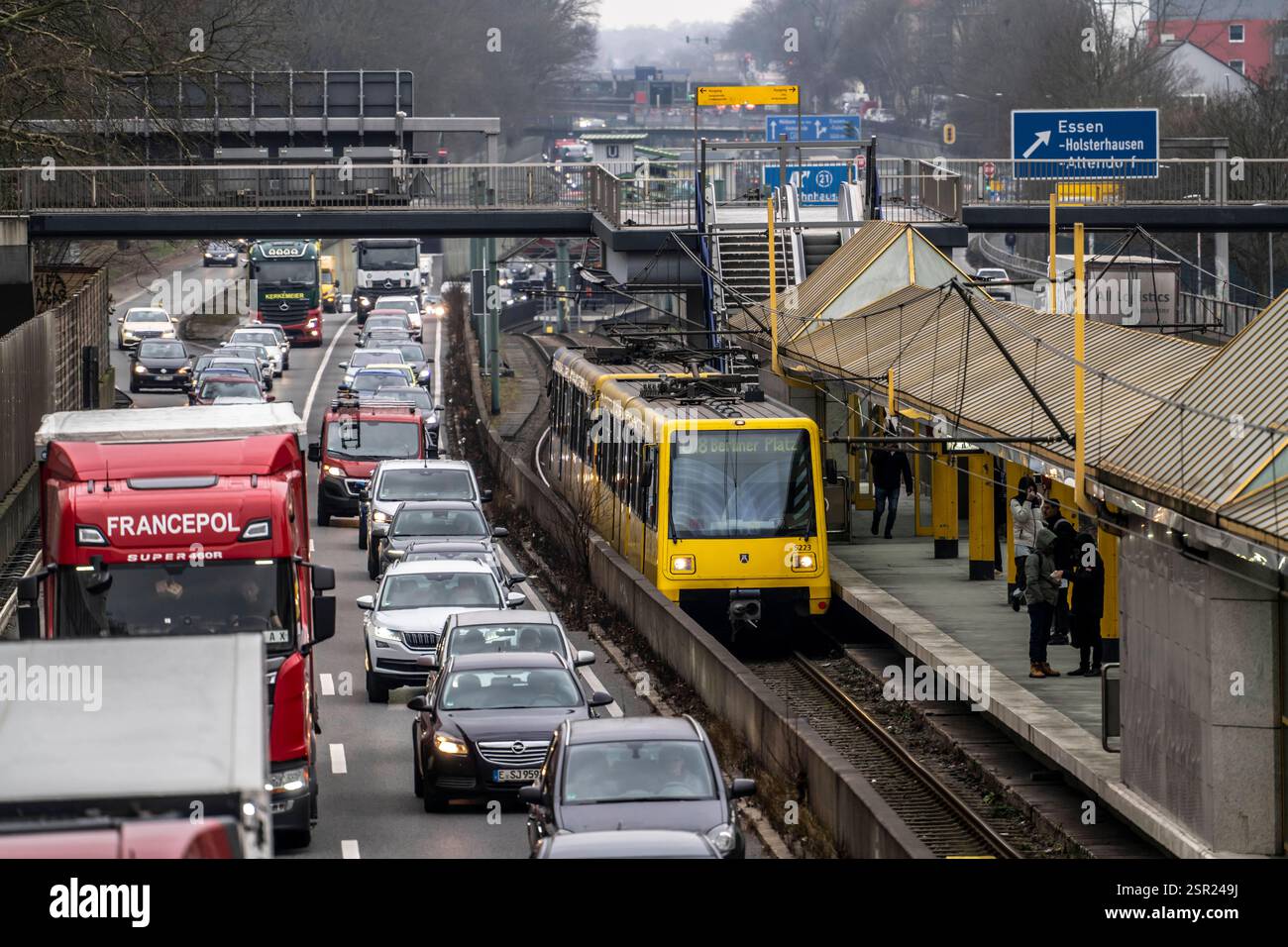 Stau auf derAutobahn A40, in beide Fahrtrichtungen, U-Bahn U 18 auf der ...