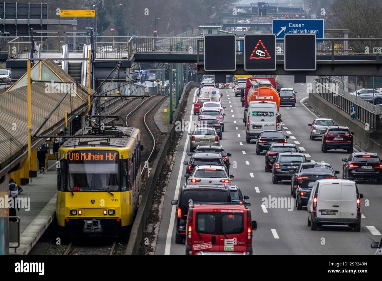 Stau auf derAutobahn A40, in beide Fahrtrichtungen, U-Bahn U 18 auf der ...