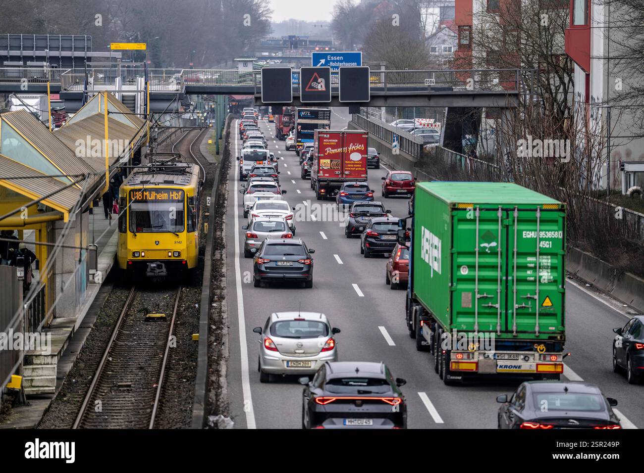 Stau auf derAutobahn A40, in beide Fahrtrichtungen, U-Bahn U 18 auf der ...