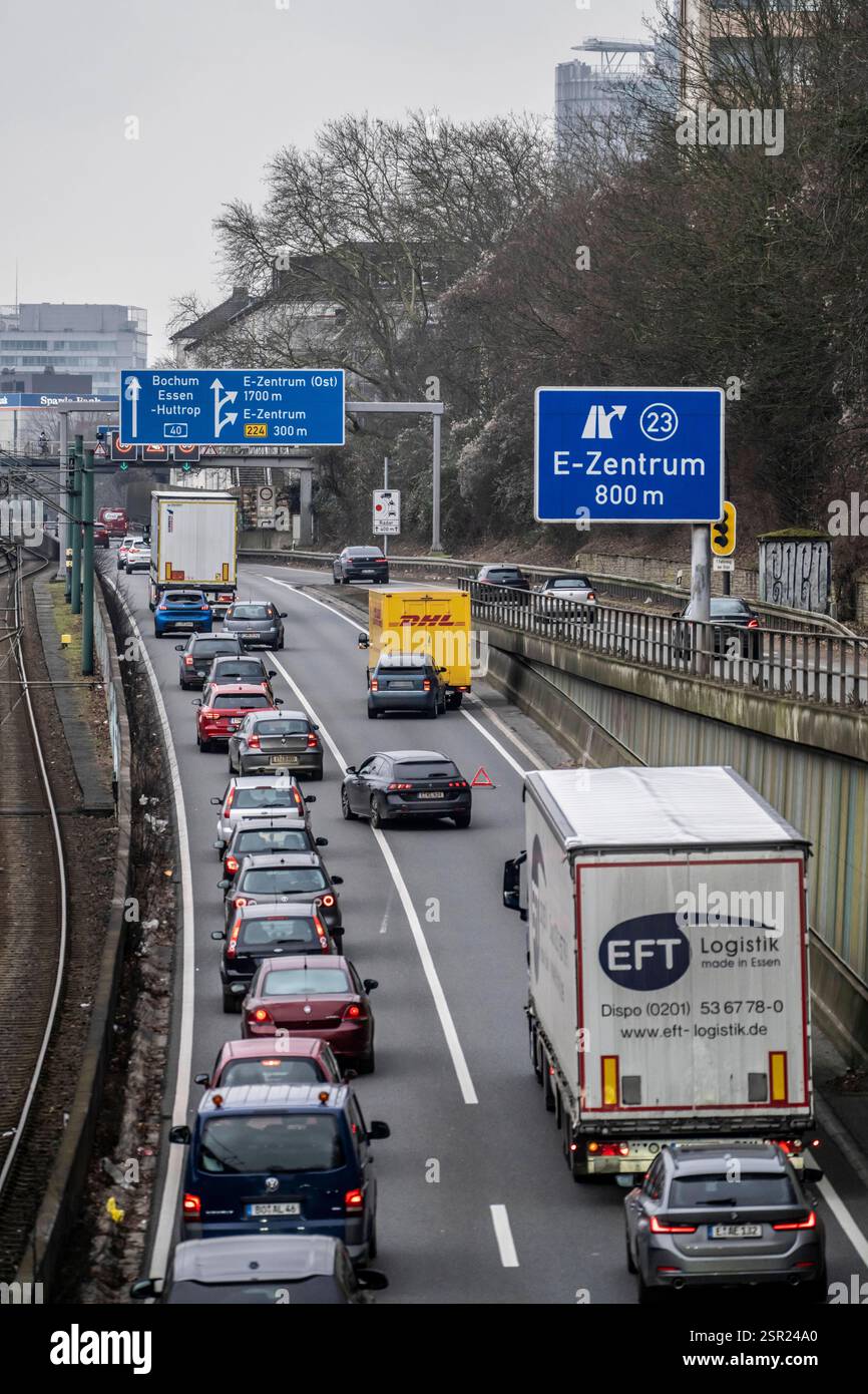 Stau auf der Autobahn A40 durch Auffahrunfall auf der rechten Fahrspur ...
