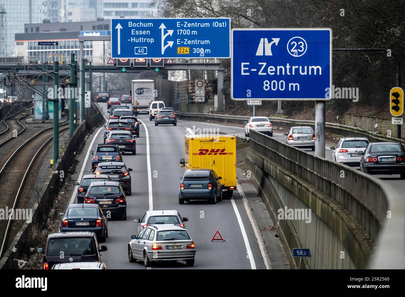 Stau auf der Autobahn A40 durch Auffahrunfall auf der rechten Fahrspur ...