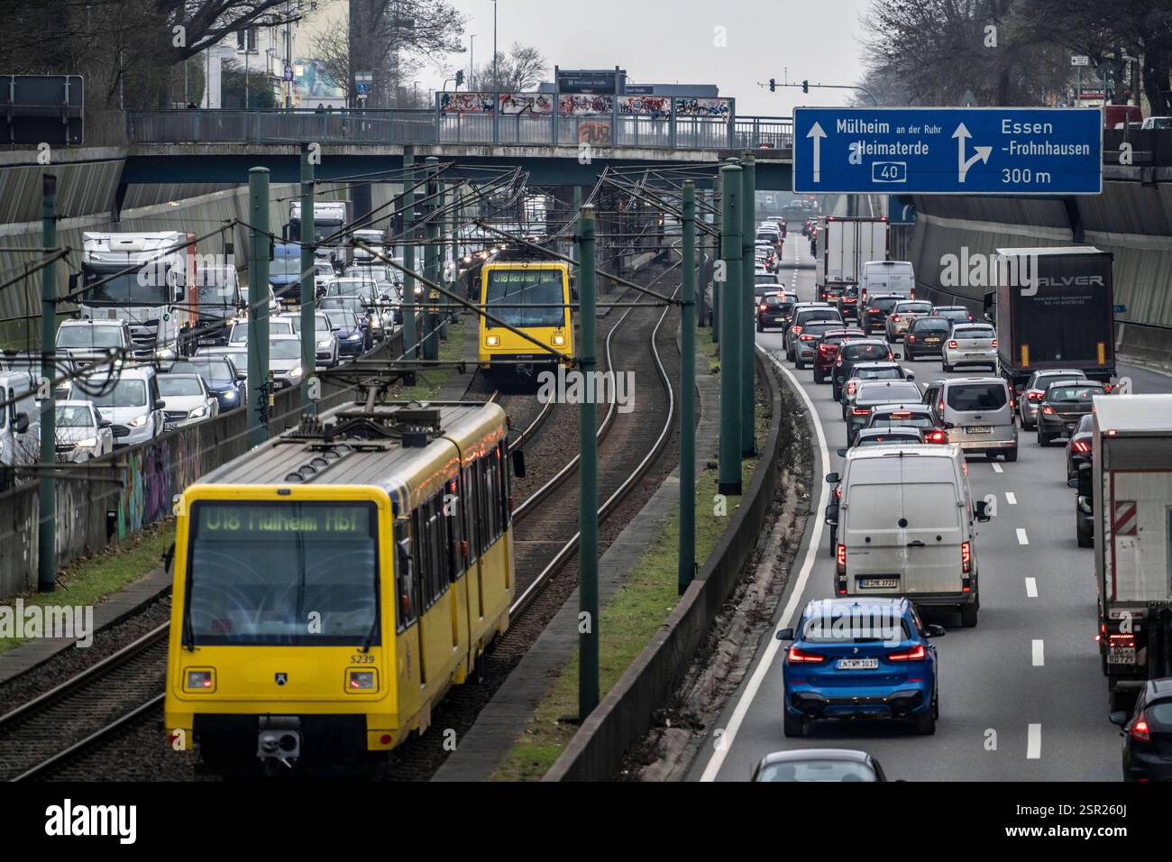 Stau auf derAutobahn A40, in beide Fahrtrichtungen, U-Bahn U 18 auf der ...