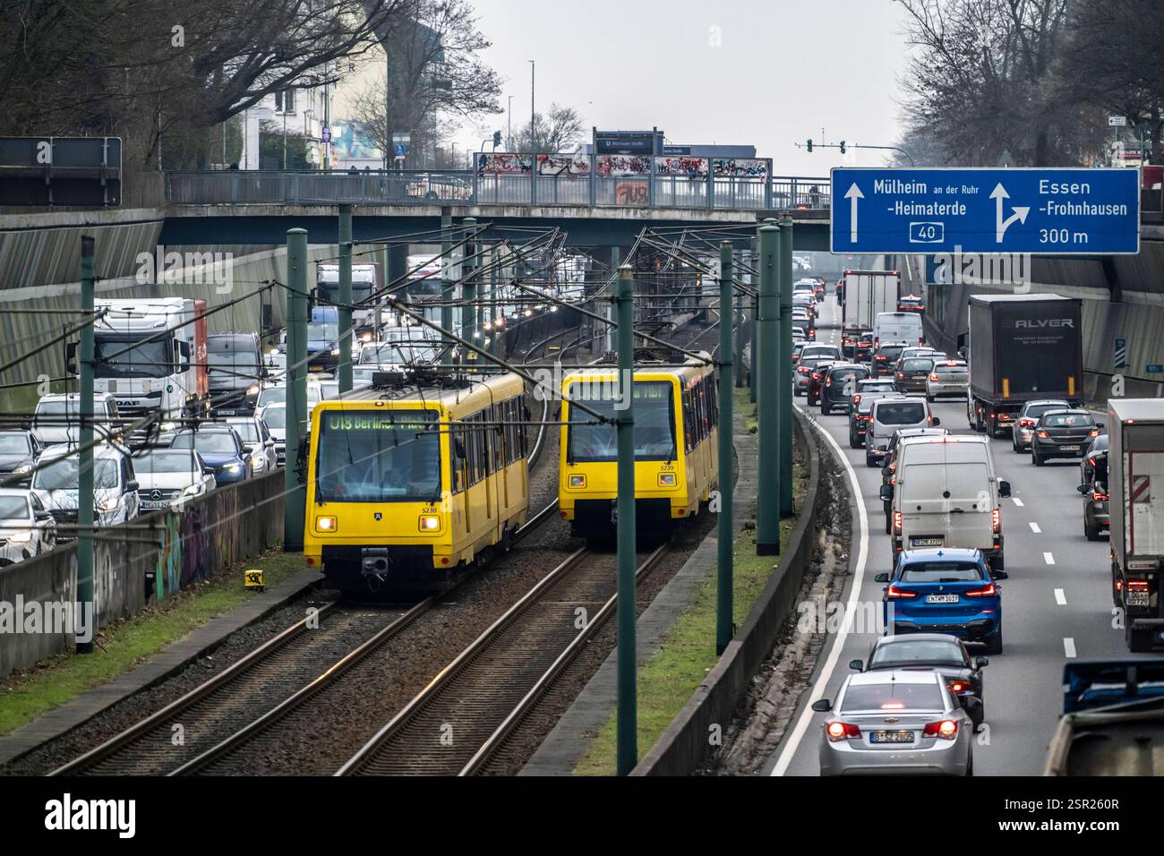 Stau auf derAutobahn A40, in beide Fahrtrichtungen, U-Bahn U 18 auf der ...