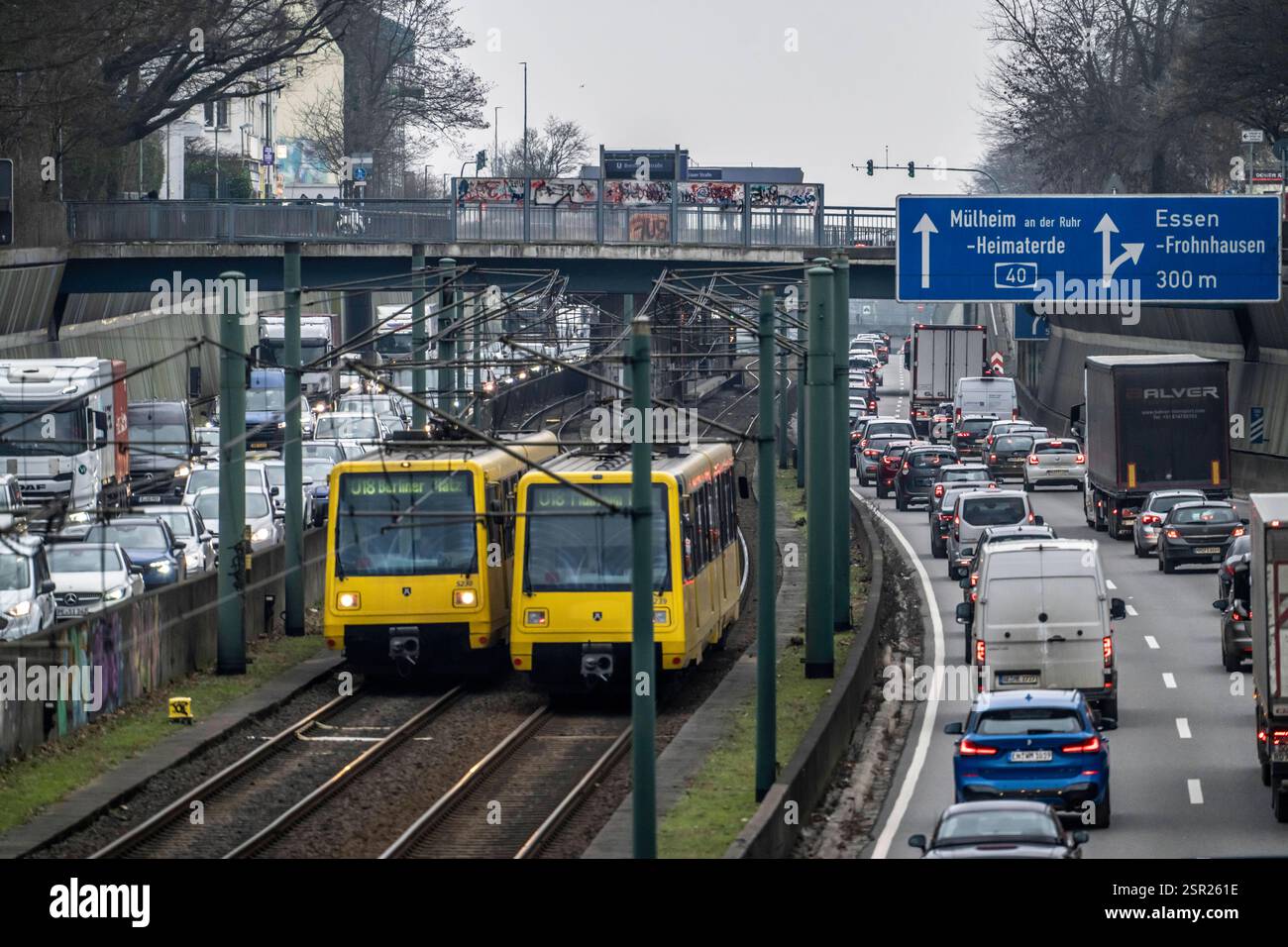 Stau auf derAutobahn A40, in beide Fahrtrichtungen, U-Bahn U 18 auf der ...