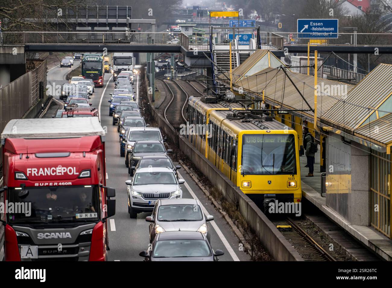 Stau auf derAutobahn A40, in beide Fahrtrichtungen, U-Bahn U 18 auf der ...