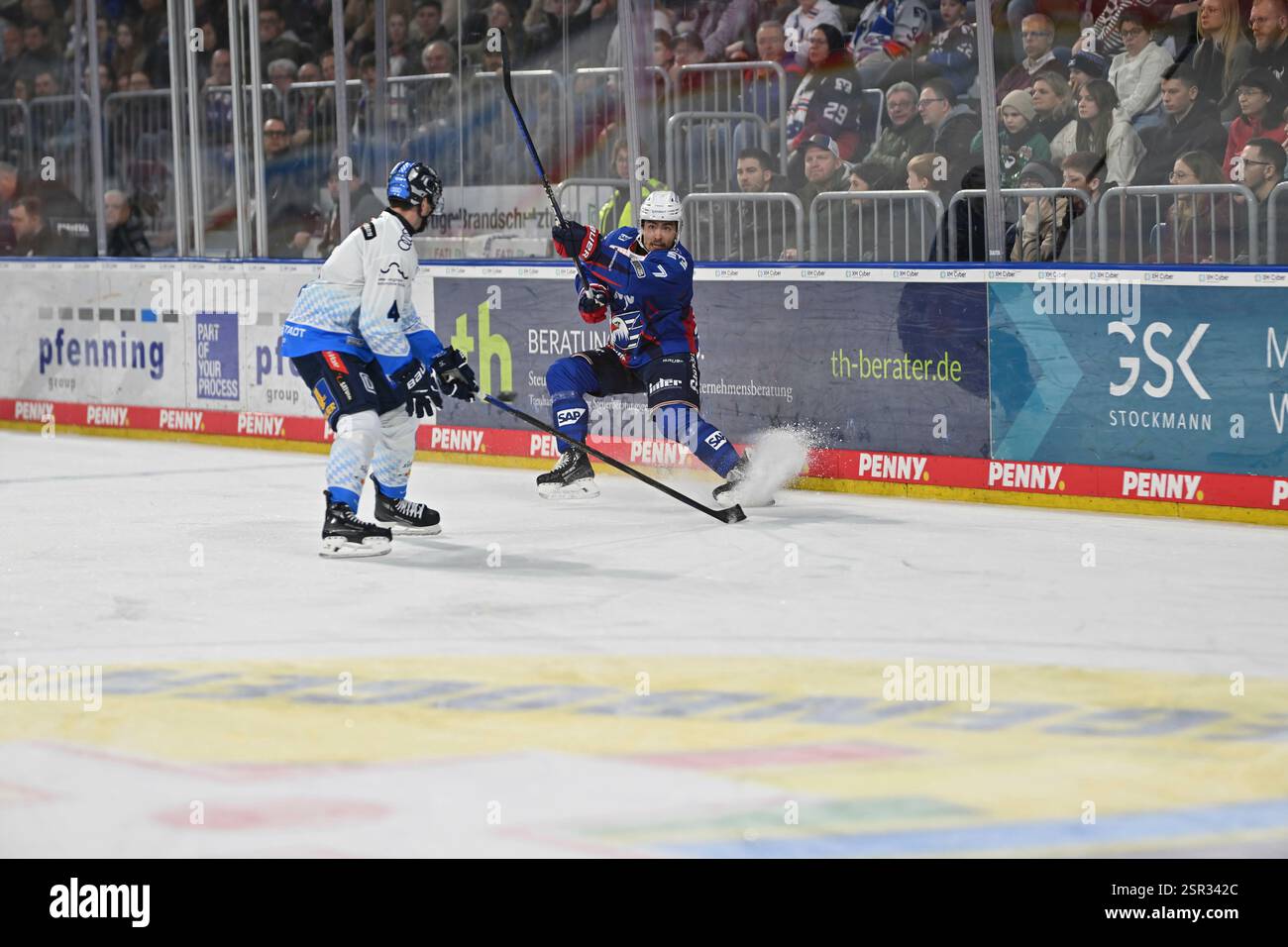 Mannheim, Deutschland. 14th Feb, 2025. John Gilmour Adler Mannheim #7 ...
