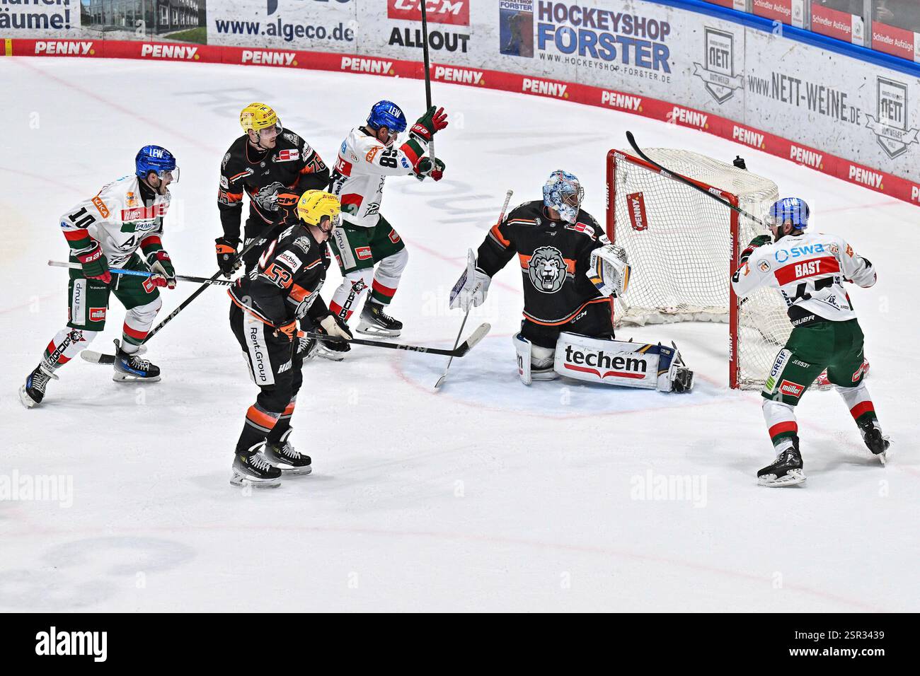 Frankfurt, Deutschland. 14th Feb, 2025. Der Puck schlaegt hinter Thomas ...