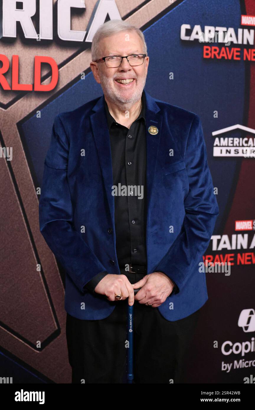 Leonard Maltin bei der Weltpremiere des Kinofilms Captain America ...