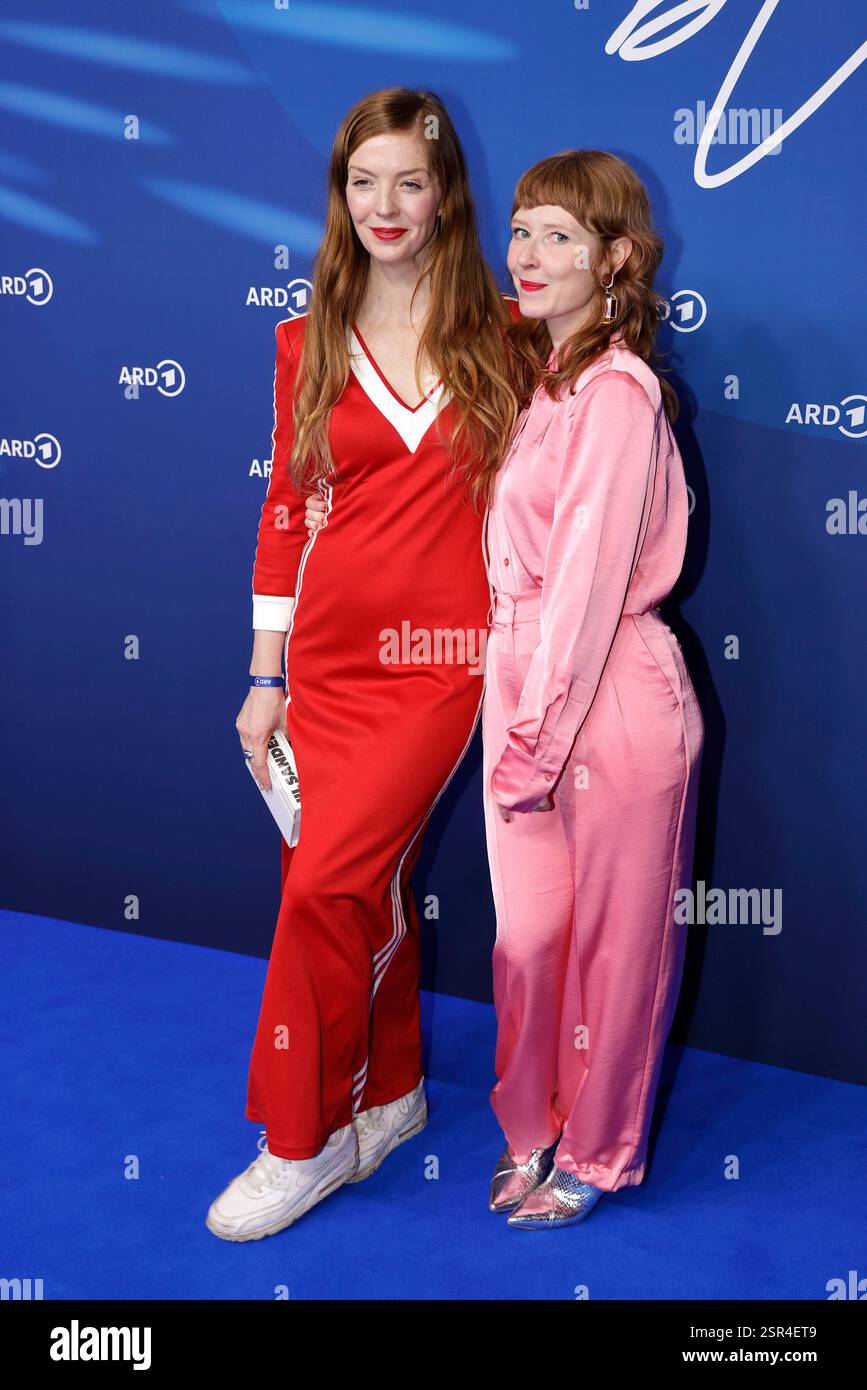 Pheline Roggan und Sarah Bauerett bei der ARD Blue Hour im Rahmen der ...