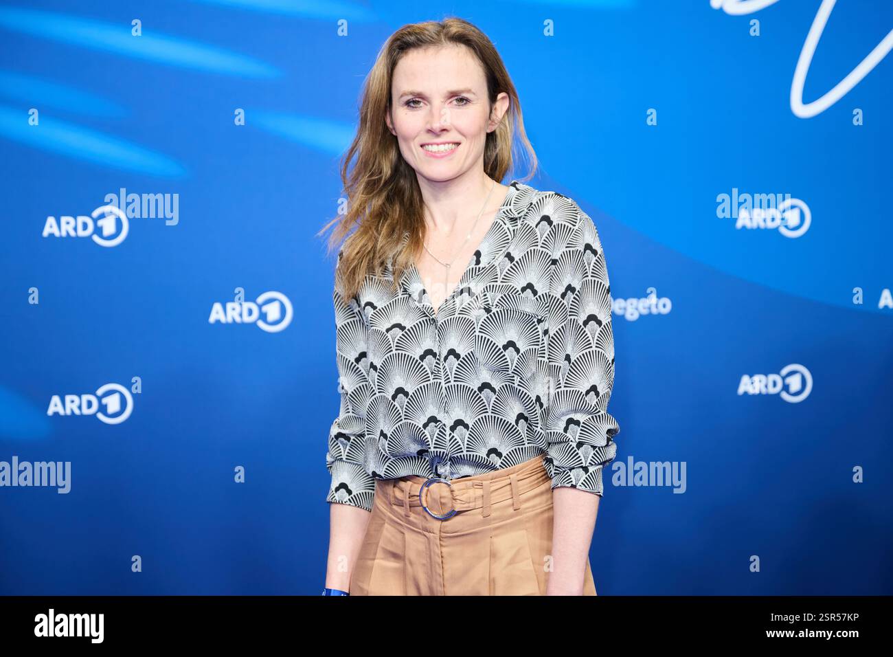 Berlin, Germany. 14th Feb, 2025. Karin Hanczewski comes to the ARD Blue Hour Party at the Hotel ...
