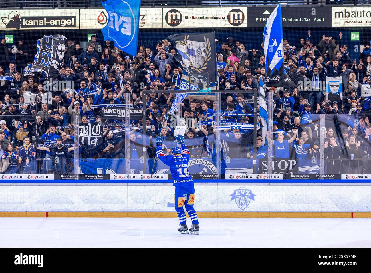 Niklas Hansson #19 (EV Zug) is once again celebrated individually by ...