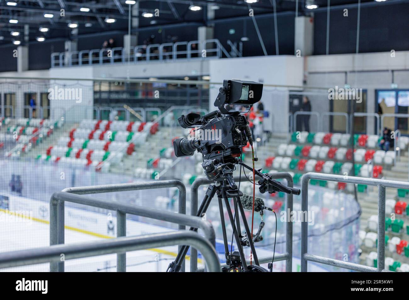 Television camera in stands hi-res stock photography and images - Alamy