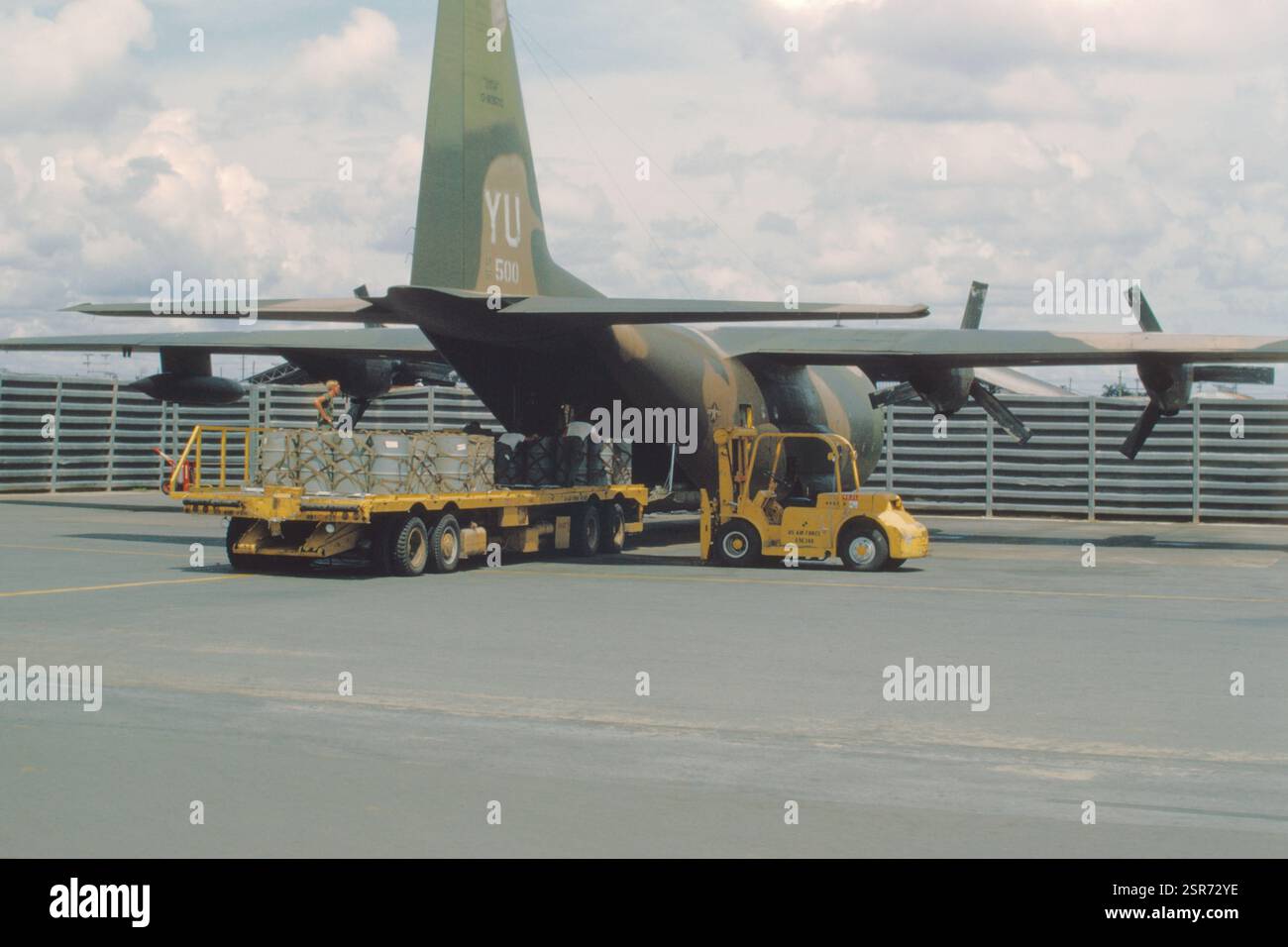 C 130 cargo loading hi-res stock photography and images - Alamy