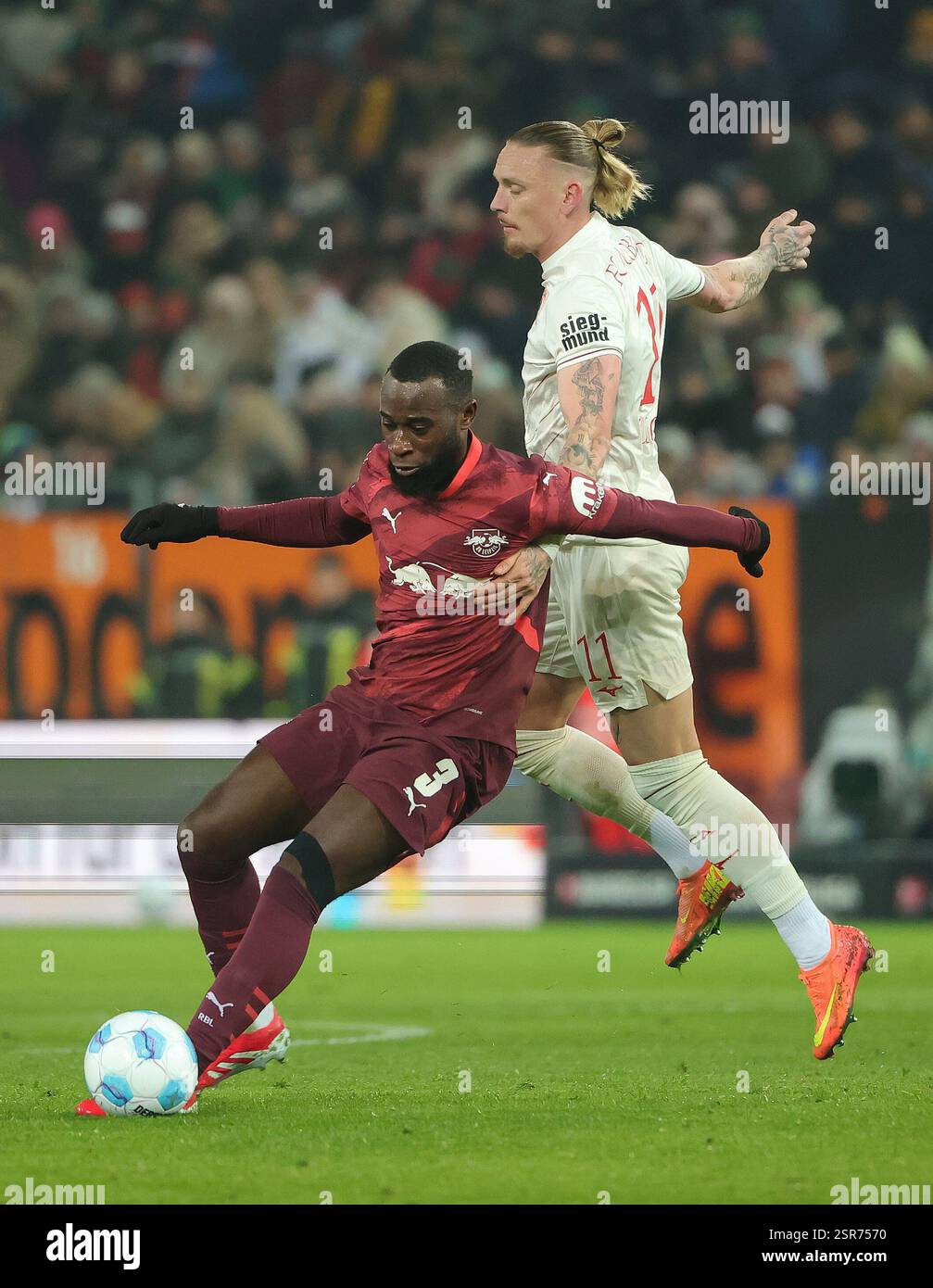 Augsburg, Germany. 14th Feb, 2025. Marius Wolf (R) of FC Augsburg vies ...