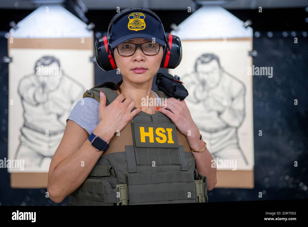 Female HSI agents on the firing range Stock Photo - Alamy