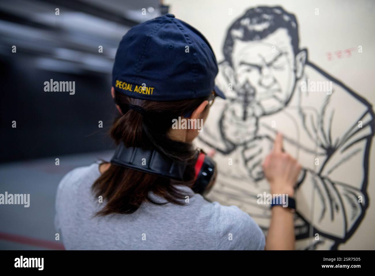 Female HSI agents on the firing range Stock Photo - Alamy