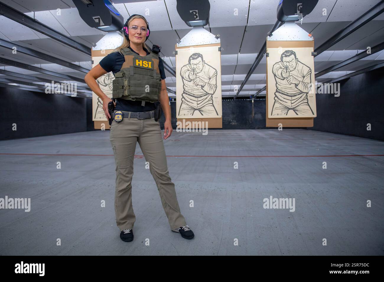 Female HSI agents on the firing range Stock Photo - Alamy