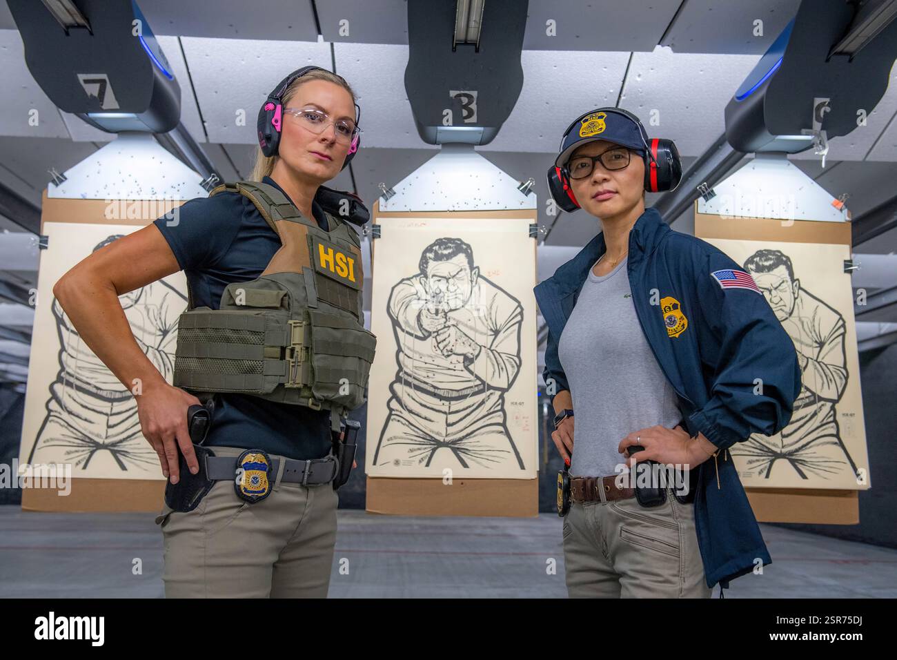 Female HSI agents on the firing range Stock Photo - Alamy