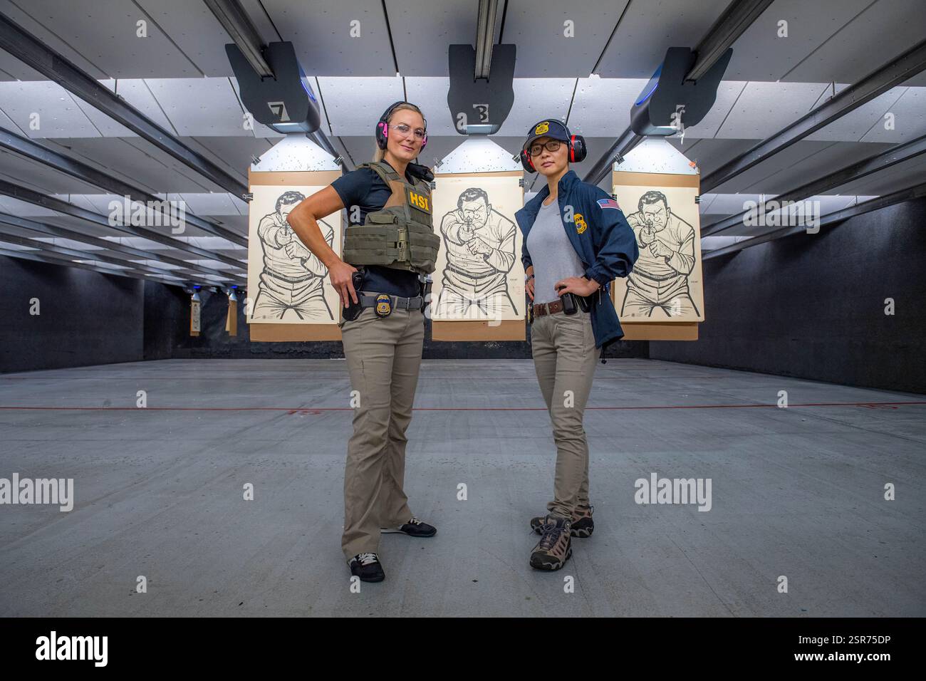 Female HSI agents on the firing range Stock Photo - Alamy