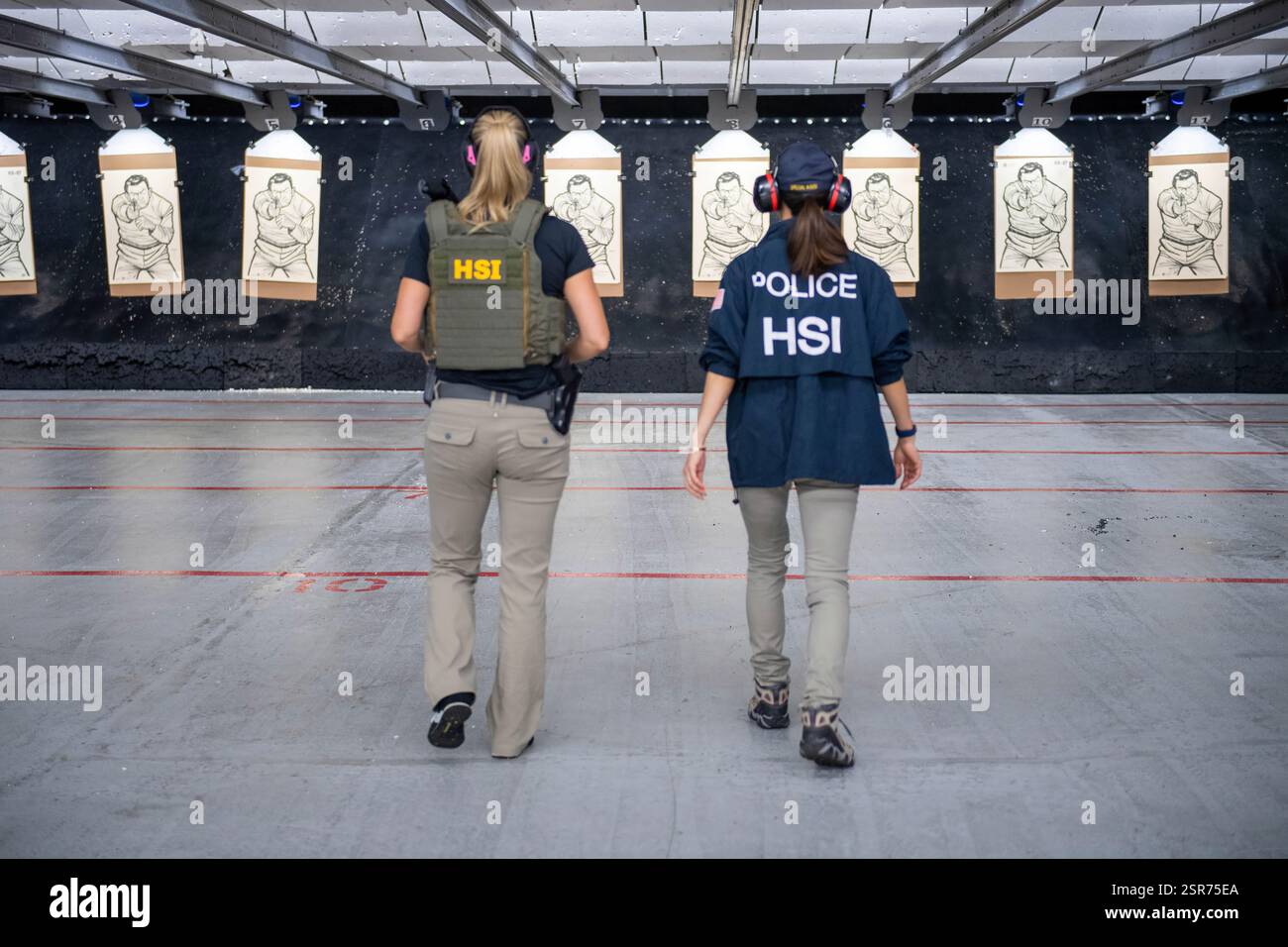 Female HSI agents on the firing range Stock Photo - Alamy