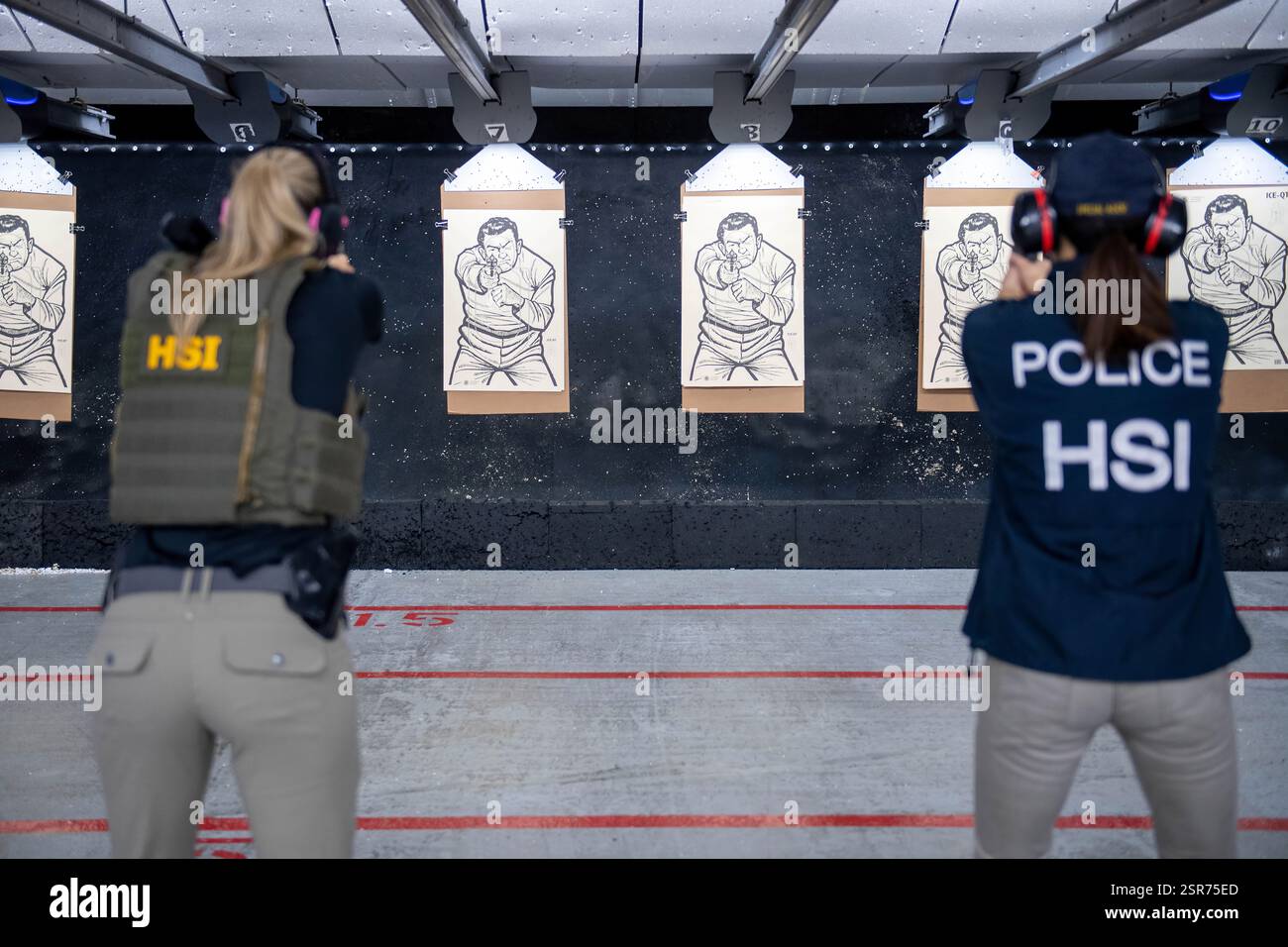 Female HSI agents on the firing range Stock Photo - Alamy