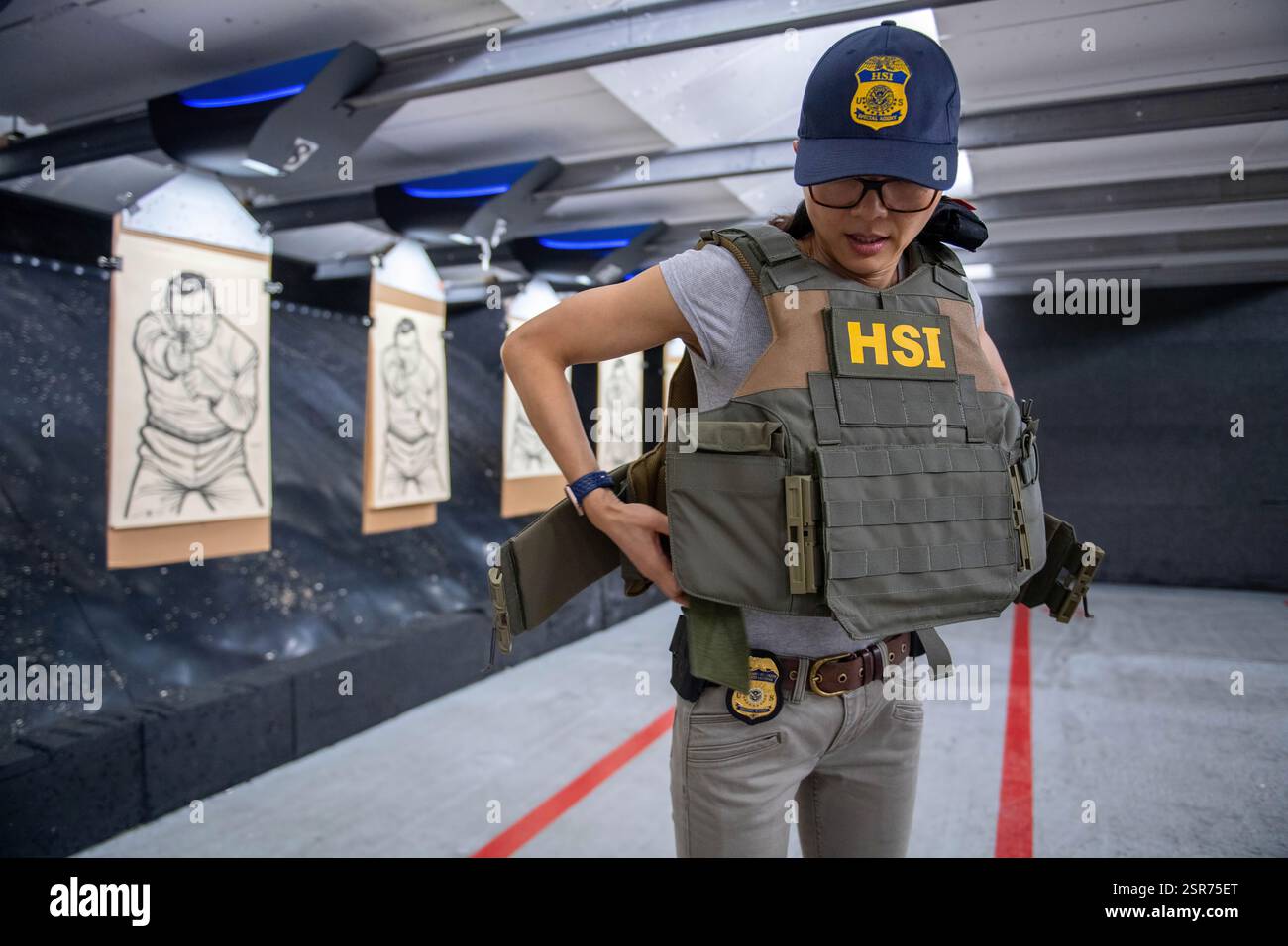 Female HSI agents on the firing range Stock Photo - Alamy