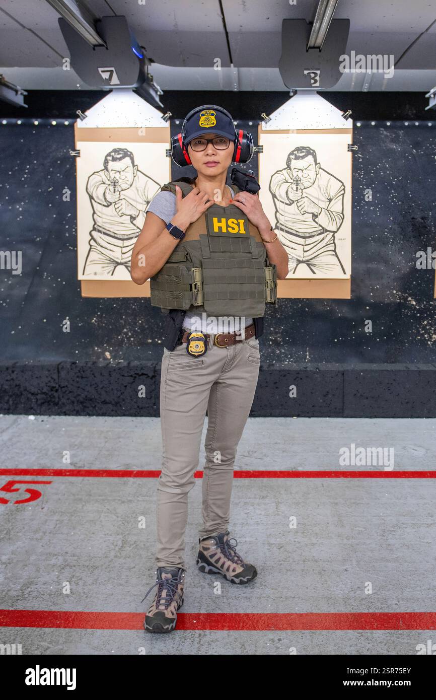 Female HSI agents on the firing range Stock Photo - Alamy