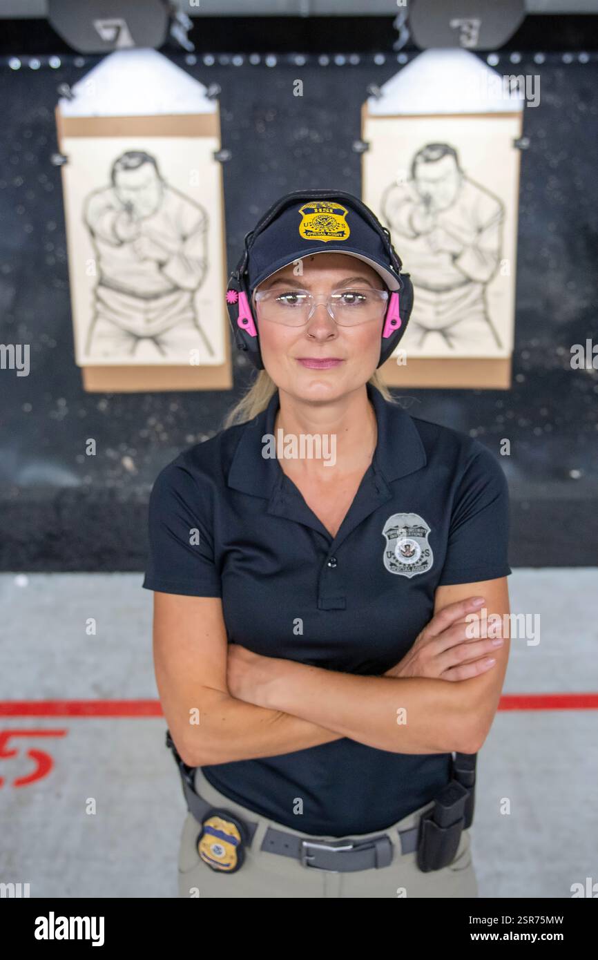 Female HSI agents on the firing range Stock Photo - Alamy