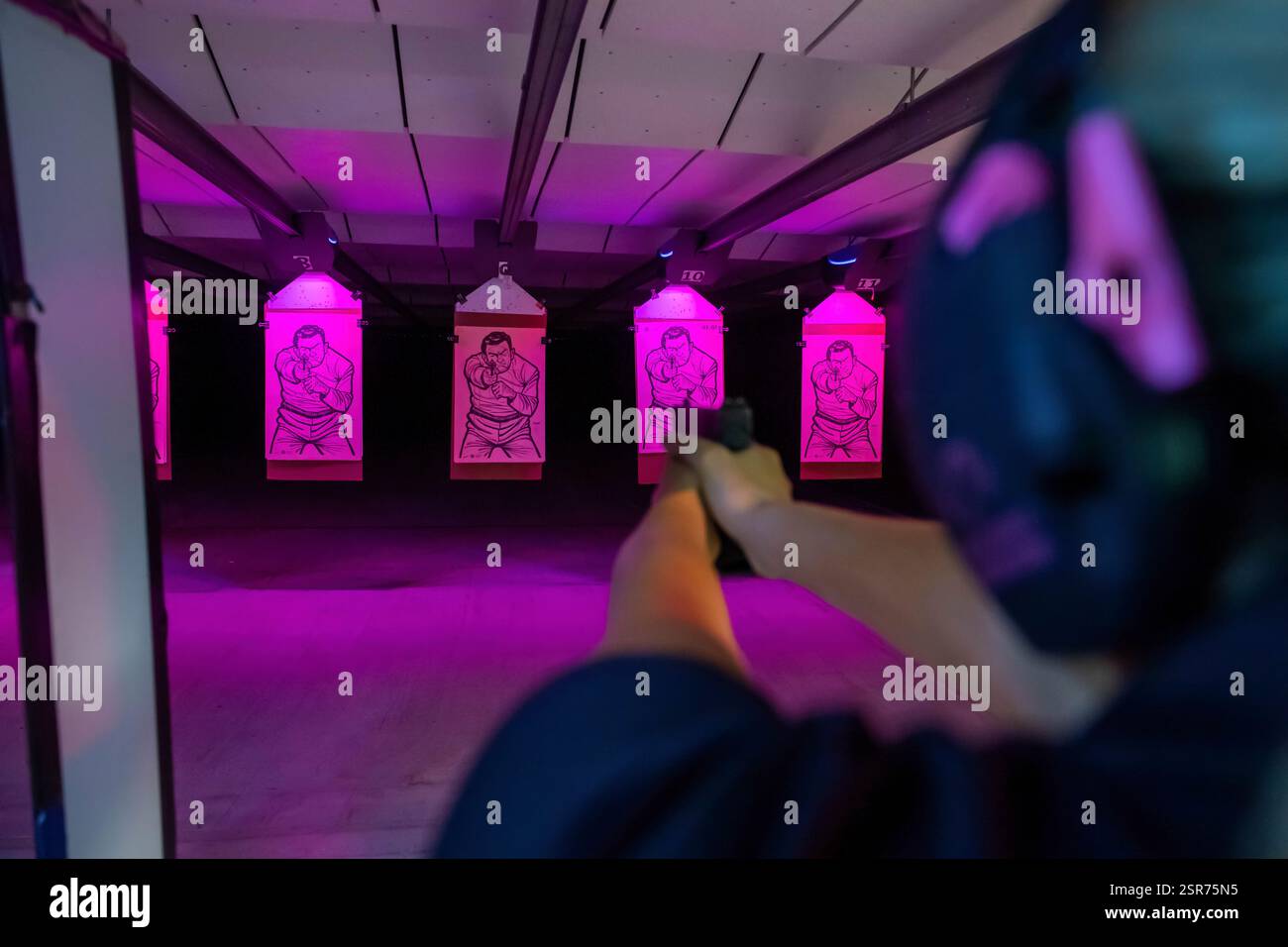 Female HSI agents on the firing range Stock Photo - Alamy
