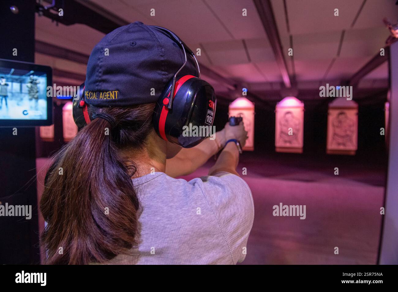 Female HSI agents on the firing range Stock Photo - Alamy