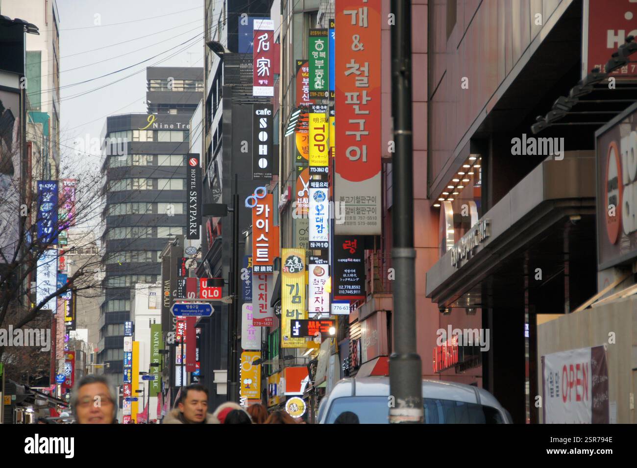 Illuminated shop signs of the shopping streets in Seoul, South Korea ...