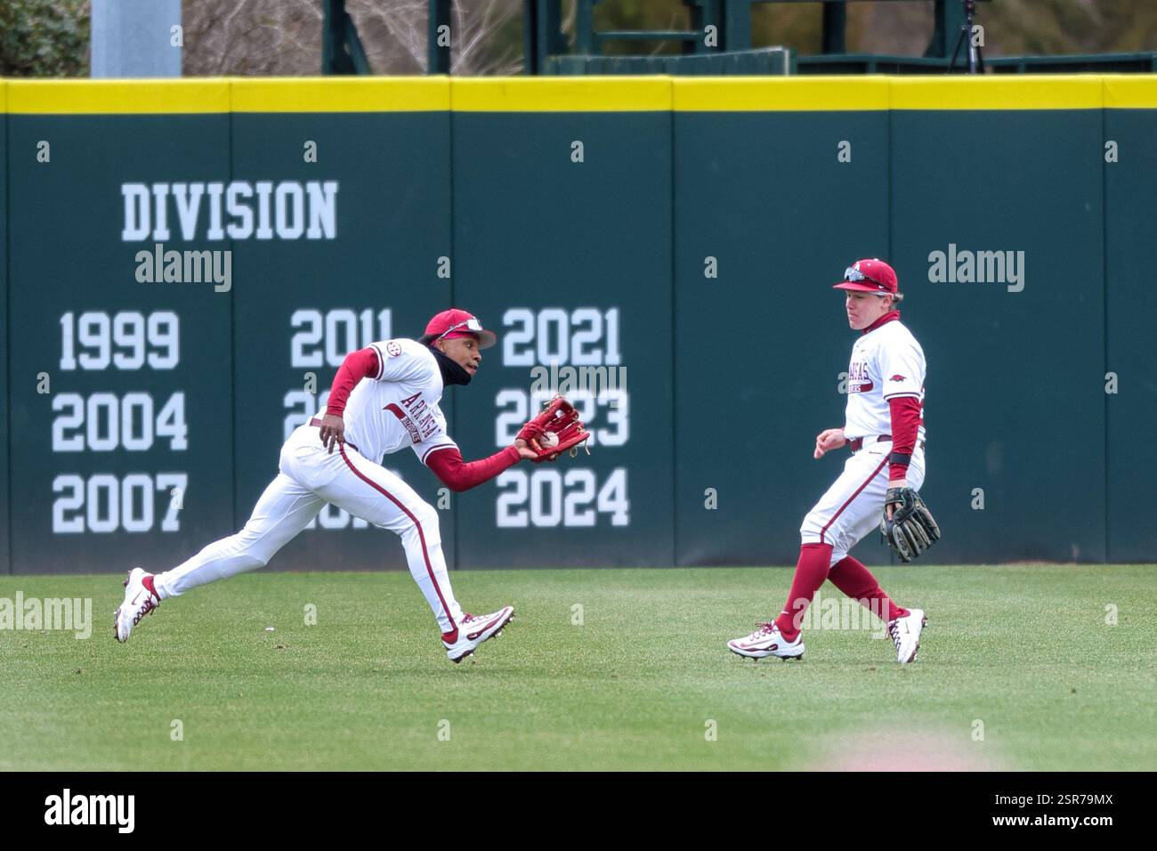 February 14, 2025: Arkansas left fielder Justin Thomas Jr (4) moves ...