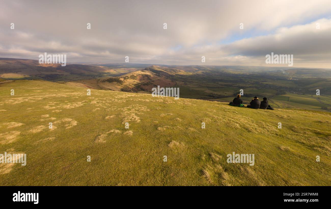 The Great Ridge with tourists, Peak District National Park, Derbyshire ...