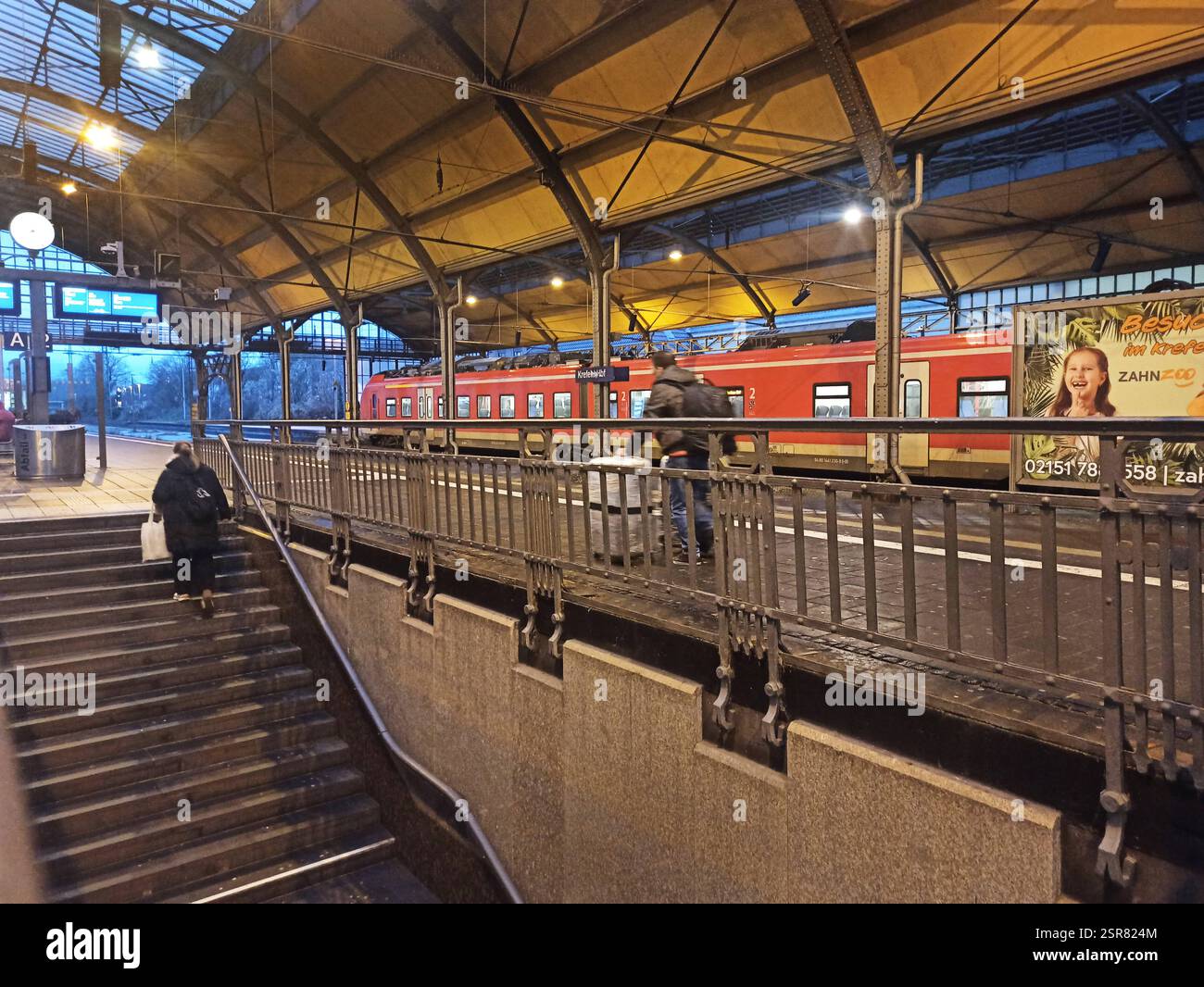 Einblicke bei einer Zugfahrt mit Start in Krefeld Hbf nach Hamburg Hbf ...