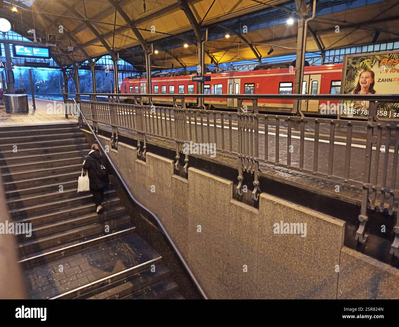 Einblicke bei einer Zugfahrt mit Start in Krefeld Hbf nach Hamburg Hbf ...